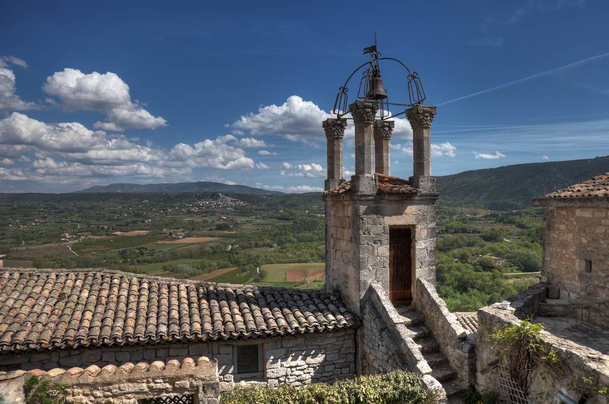Lacoste, village perché du Luberon surplombé du château du Marquis de Sade