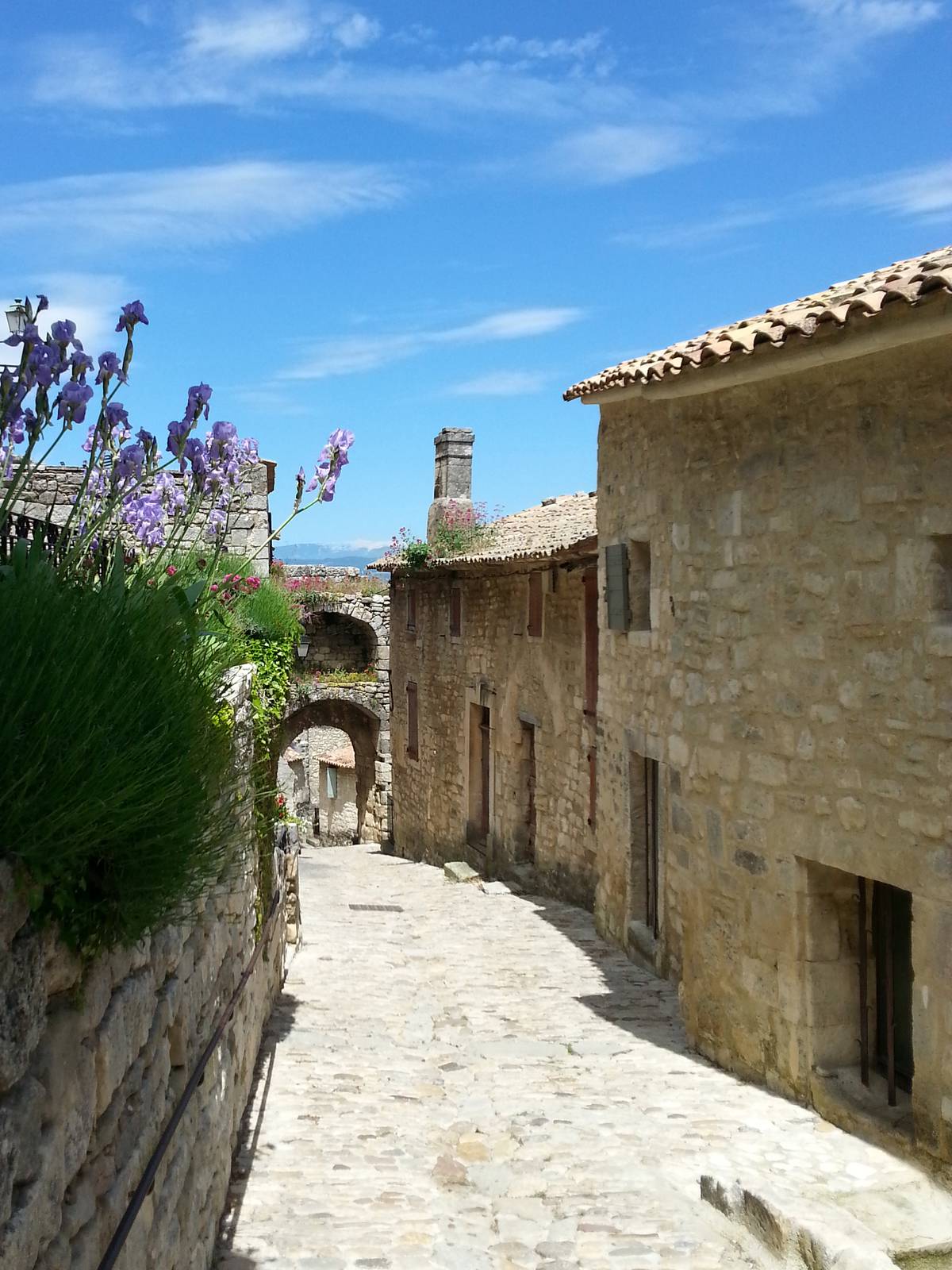 Lacoste, village perché du Luberon surplombé du château du Marquis de Sade